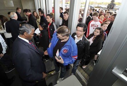 United Center Security Guards Use Metaldetecting Editorial Stock Photo ...