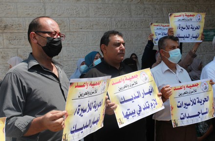 __COUNT__ Palestinians take part in a protest to show solidarity with ...