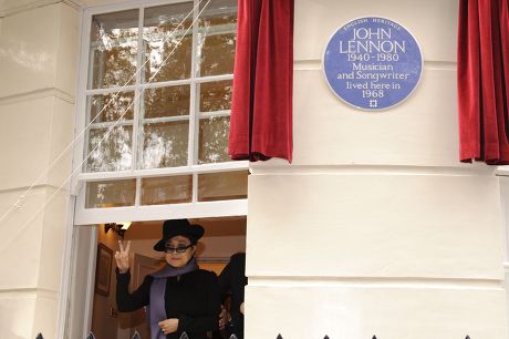 Yoko Ono unveils an English Heritage Blue Plaque to John Lennon at 34 ...
