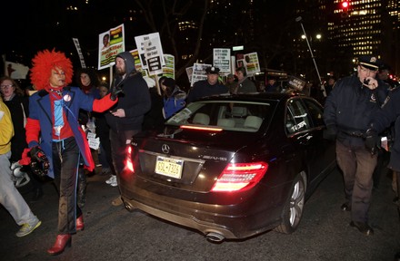 __COUNT__ Dueling protests for and against the NYPD face off outside ...