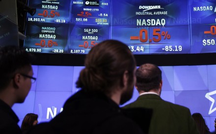 __COUNT__ imágenes de Craig Campbell rings the closing bell at the Nasdaq, New York, United ...
