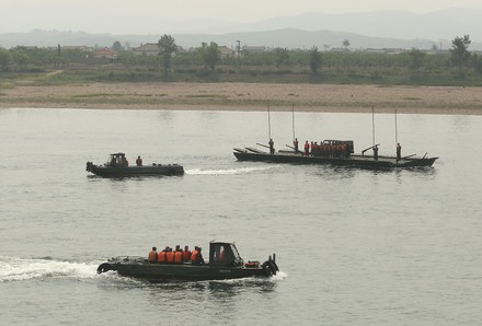 Chinese Soldiers Practice River Crossing Operations Editorial Stock ...