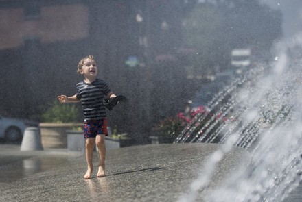 People Cool Off for the Summer Heat in Washington, D.C, District of ...