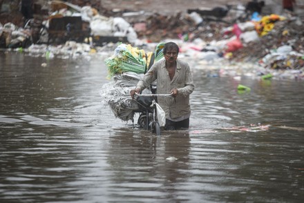 __COUNT__ Heavy Rains Lashes Parts Of Delhi-NCR Causing Waterlogging And Traffic Snarls In ...