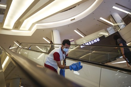 500 Shopping mall staff Stock Pictures, Editorial Images and Stock ...