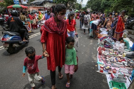 82 Children crowded around Stock Pictures, Editorial Images and Stock ...