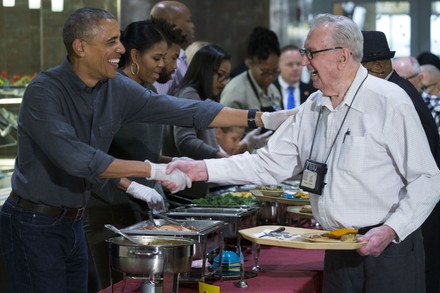 imágenes de US President Barack Obama serves dinner at the Armed Forces ...