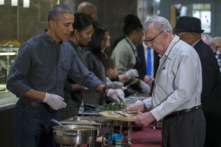 US President Barack Obama serves dinner at the Armed Forces Retirement ...