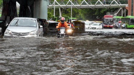 __COUNT__ imágenes de Heavy Rains Lashes Parts Of Delhi-NCR Causing Waterlogging And Traffic ...