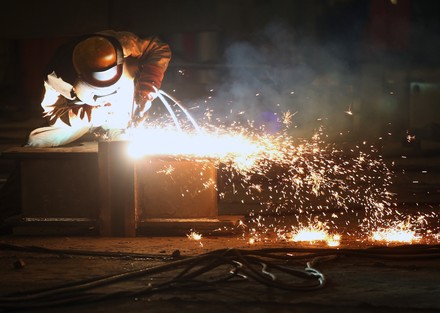 __COUNT__ Chinese welders work in a heavy industry factory in Dalian ...