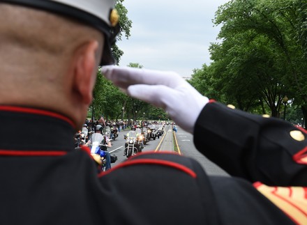 USMC SSgt. Tim Chambers salutes Rolling Thunder riders in Washington DC ...