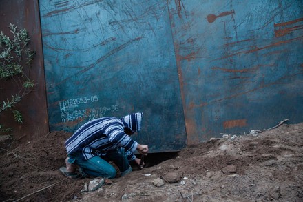 Tomas Mexico Digs Whole Underneath Border Editorial Stock Photo - Stock ...