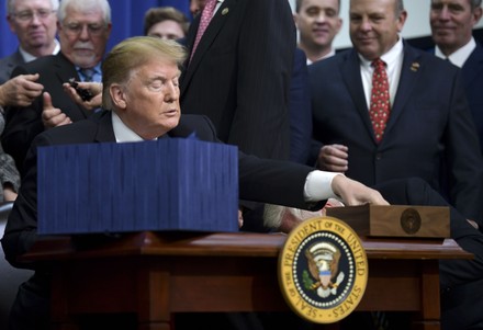 imágenes de President Trump signs "Agriculture Improvement Act of 2018 ...