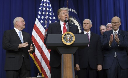 imágenes de President Trump signs "Agriculture Improvement Act of 2018 ...
