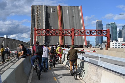 Cyclists Wait Cross Pulaski Bridge Drawbridge Editorial Stock Photo ...