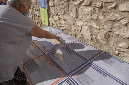500 Looking at map Stock Pictures, Editorial Images and Stock Photos ...