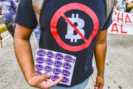 __COUNT__ imágenes de Anti-Bitcoin protest march in San Salvador, El ...