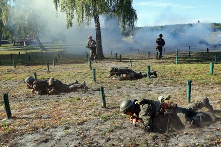 National Guard Soldiers Crawl Under Barbed Editorial Stock Photo ...