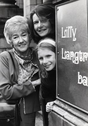 Mary Malcolm Bbc Radio Announcer Who - Foto de stock de contenido ...