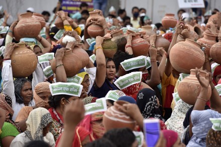 People Of 81 Villages Participate In Matka Phod Agitation In Noida ...