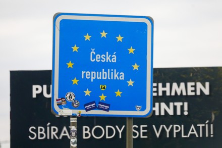 500 Country border sign Stock Pictures, Editorial Images and Stock ...