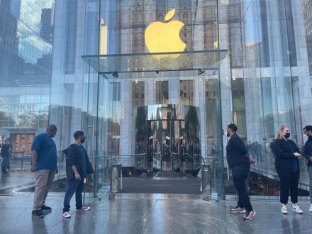 Apple Staff Waiting Exit First Customer Editorial Stock Photo - Stock ...