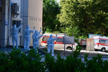 Medical Workers Wave Goodbye Patients Recovered Editorial Stock Photo ...