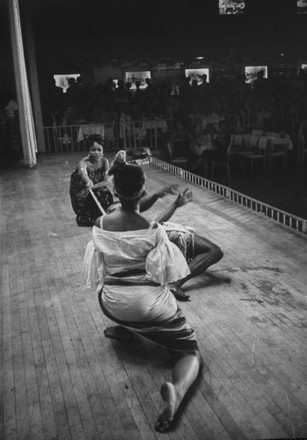 Limbo Dancer Slithering Under Spear African Editorial Stock Photo ...