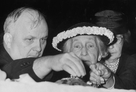 Cardinal Samuel Stritch Lying State Mourners Editorial Stock Photo ...