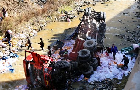 Villagers Steal Fruit Overturned Lorry After Editorial Stock Photo ...
