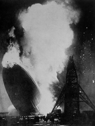 4 imágenes de Burning blimp - Imágenes de stock, imágenes editoriales y ...