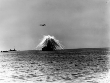 100lb Phosphorus Bomb Dropped Onto Target - Foto de stock de contenido ...