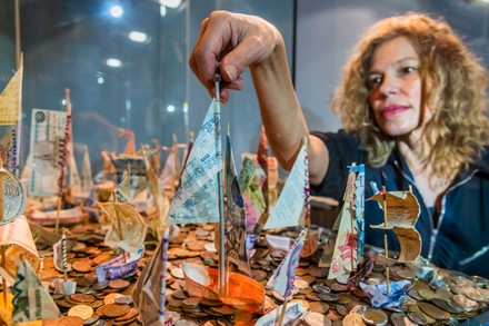 Artist Susan Stockwell Completes Her Sculptural Editorial Stock Photo ...