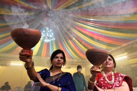 Traditional Bengali Woman Performing Dhunuchi Dance Editorial Stock ...