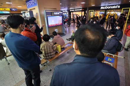 People Watch Live Broadcast South Koreas Editorial Stock Photo - Stock ...
