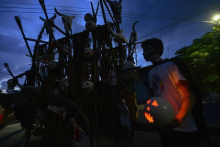 Salvadorans celebrate "La Calabiuza" in Tonacatepeque, El Salvador - 01 ...