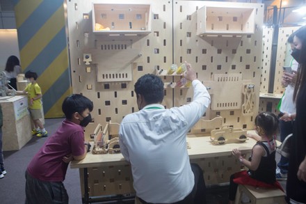Speakers Doing Science Experiments Children See Editorial Stock Photo ...