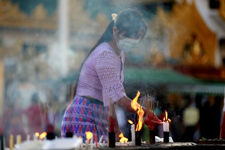 People Attend Ceremony During Traditional Tazaungdaing Editorial Stock ...