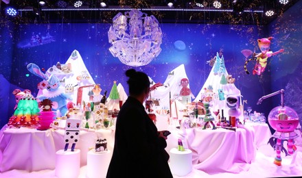Pedestrian Looks Christmas Window Display Galeries Editorial Stock ...