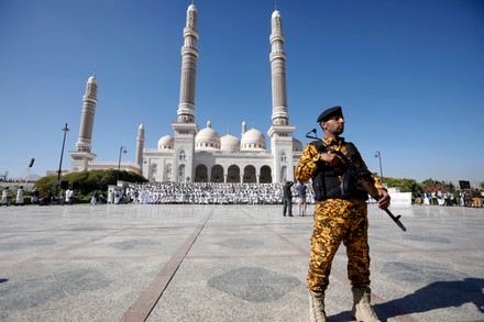 Houthi Militiaman Keeps Watch Grooms Traditional Editorial Stock Photo ...