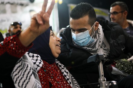 Palestinian prisoner Kayed al-Fasfous greets people after Israeli ...