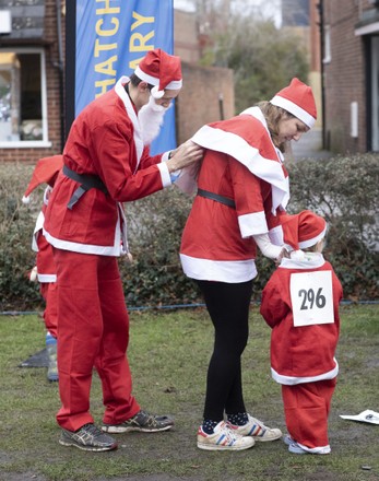 __COUNT__ imágenes de The Annual Santa Fun Run, Thatcham, Berkshire, UK ...