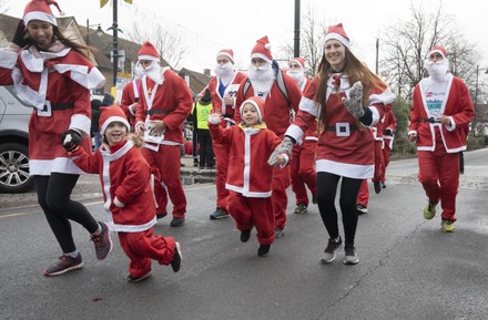 __COUNT__ imágenes de The Annual Santa Fun Run, Thatcham, Berkshire, UK ...