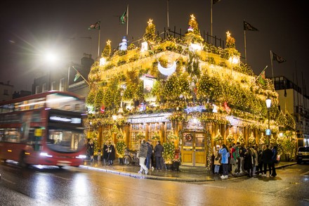 Churchill Arms pub Christmas illumination, London, UK - 11 Dec 2021 ...