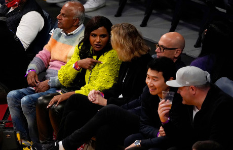 __COUNT__ imágenes de Mindy Kaling watches the Orlando Magic v Los ...
