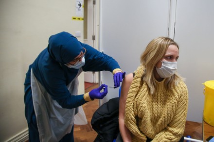 Covid-19 booster vaccine rollout, London, UK - 15 Dec 2021 Stock ...