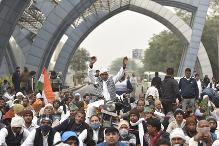 Farmers Protest outside residence Of Noida Authority CEO Ritu ...