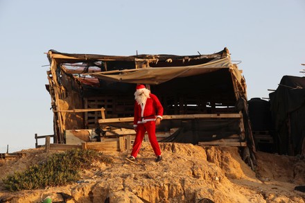 2,000 Man dressed as santa Stock Pictures, Editorial Images and Stock ...