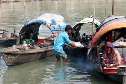 Gypsy Family Float Their Boat House Editorial Stock Photo - Stock Image ...