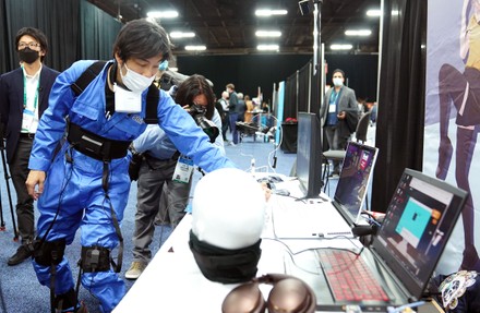 Demonstrating Fullbody Tracking Device Haritorax Metaverse Editorial ...